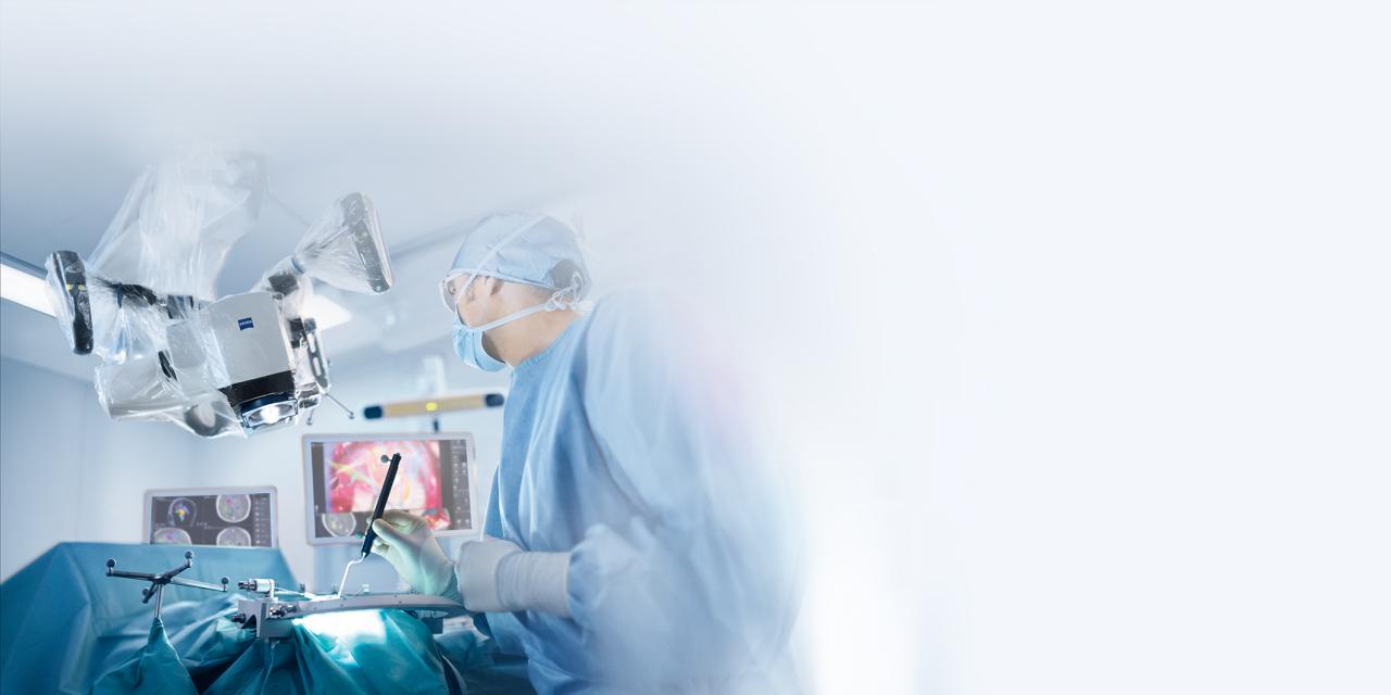 Microscope de visualisation neurochirurgicale ZEISS KINEVO 900 & QEVO